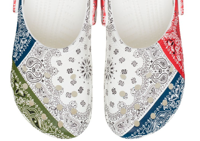 CROCS Classic Bandana Clogs มาพร้อม Iconic Crocs Comfort™ น้ำหนักเบา ...