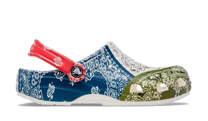 CROCS Classic Bandana Clogs มาพร้อม Iconic Crocs Comfort™ น้ำหนักเบา ...