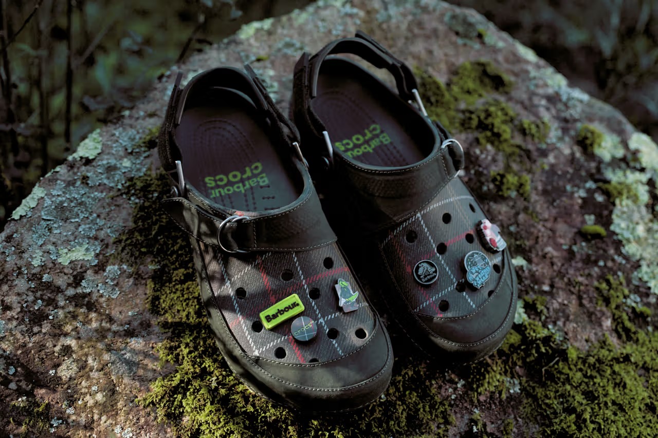 Barbour x Crocs ปังไม่ไหว! เมื่อผ้าแว็กซ์คลาสสิกกับลายตารางอังกฤษโผล่บน ...